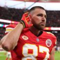 Travis Kelce Age: Bio, Net Worth, Wife, Parents, Height, Girlfriend,